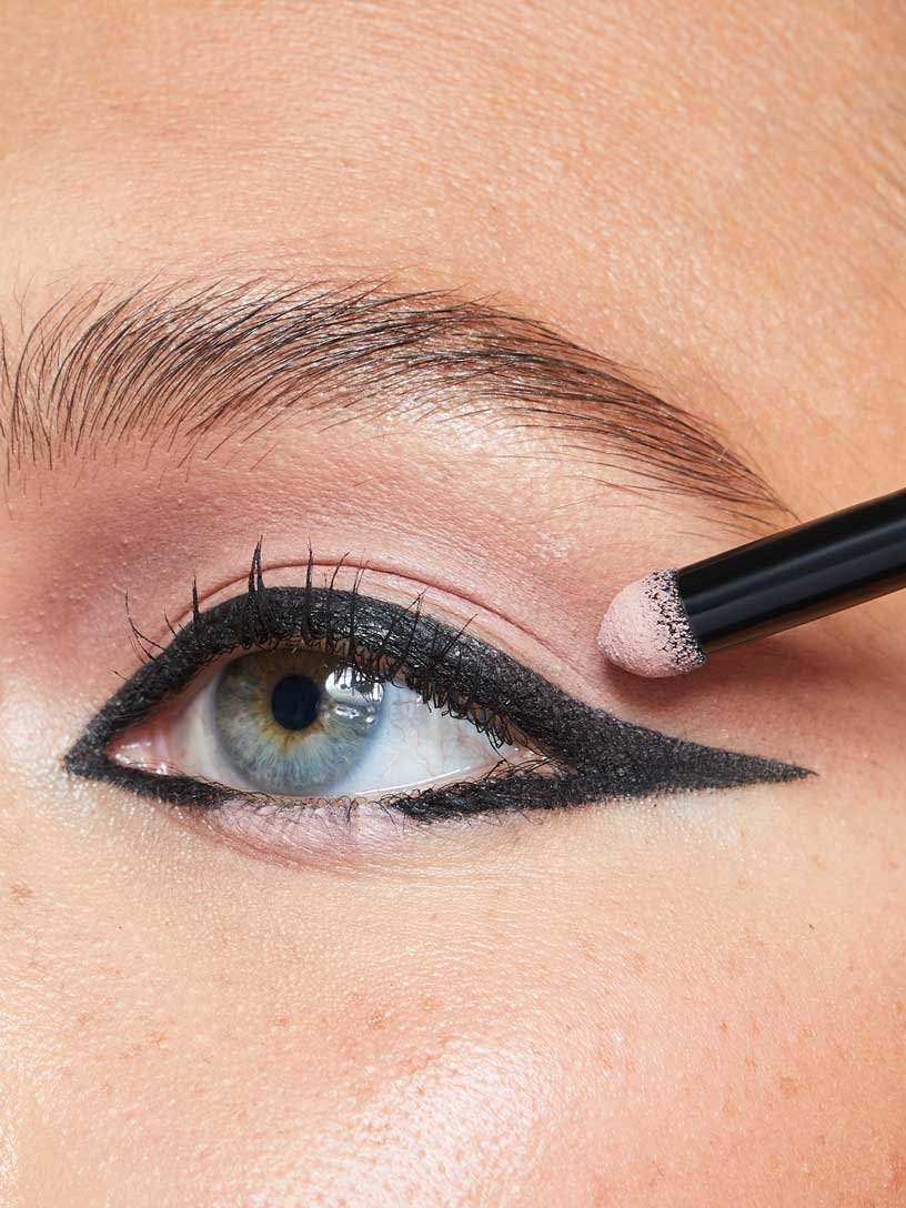 how to draw an eyeliner wing