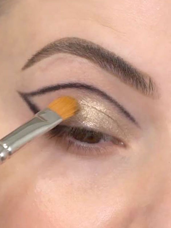 How to Create a Dramatic '60s Eye Makeup Look | Maybelline